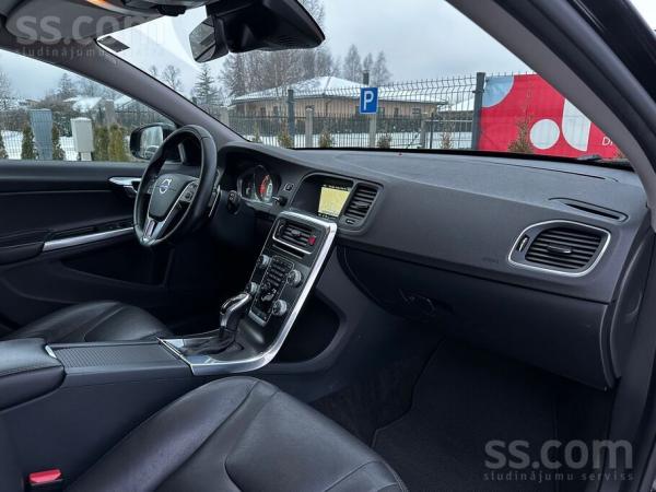 Black Volvo V60 2016 in Jelgava, with an engine capacity of 2.40 L and mileage of 0 thousand km for 12990 €, photo 8 on AUTOMOTO.COM.LV