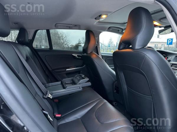 Black Volvo V60 2016 in Jelgava, with an engine capacity of 2.40 L and mileage of 0 thousand km for 12990 €, photo 10 on AUTOMOTO.COM.LV