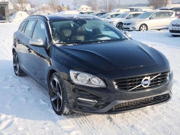 Black Volvo V60 2016 in Taurage, with an engine capacity of 2.00 L and mileage of 260 thousand km for 7200 €, photo 2 on AUTOMOTO.COM.LV