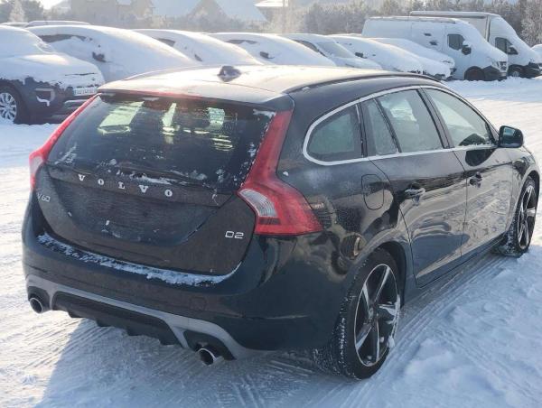 Black Volvo V60 2016 in Taurage, with an engine capacity of 2.00 L and mileage of 260 thousand km for 7200 €, photo 3 on AUTOMOTO.COM.LV