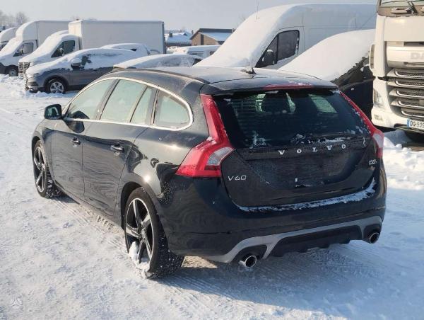 Black Volvo V60 2016 in Taurage, with an engine capacity of 2.00 L and mileage of 260 thousand km for 7200 €, photo 4 on AUTOMOTO.COM.LV