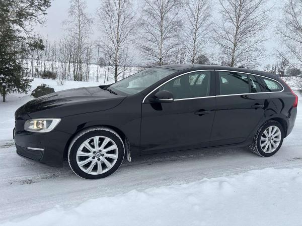 Melns Volvo V60 2016 Alīta, ar dzinēja tilpumu 0.00 L un nobraukumu 237 tūkst. km par 6750 €, foto 3 vietnē AUTOMOTO.COM.LV