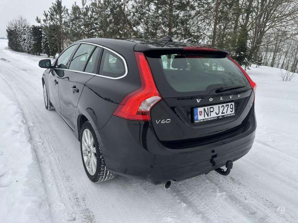 Melns Volvo V60 2016 Alīta, ar dzinēja tilpumu 0.00 L un nobraukumu 237 tūkst. km par 6750 €, foto 4 vietnē AUTOMOTO.COM.LV