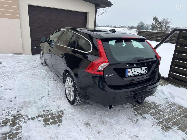 Melns Volvo V60 2016 Alīta, ar dzinēja tilpumu 0.00 L un nobraukumu 237 tūkst. km par 6750 €, foto 10 vietnē AUTOMOTO.COM.LV
