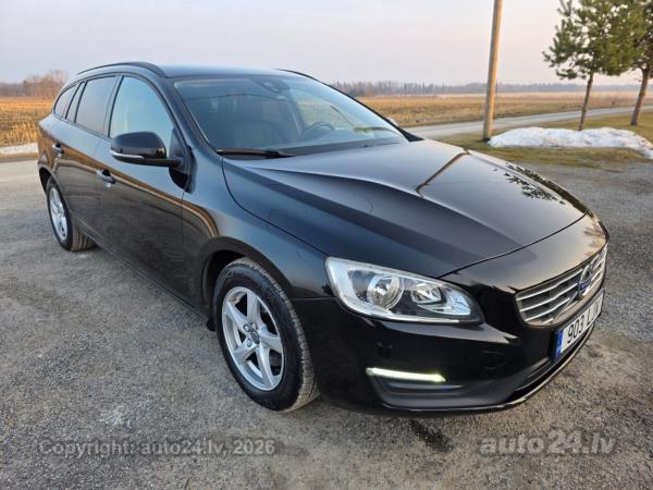 Melns Volvo V60 2016 Paide, ar dzinēja tilpumu 2.00 L un nobraukumu 272 tūkst. km par 7890 €, foto 3 vietnē AUTOMOTO.COM.LV