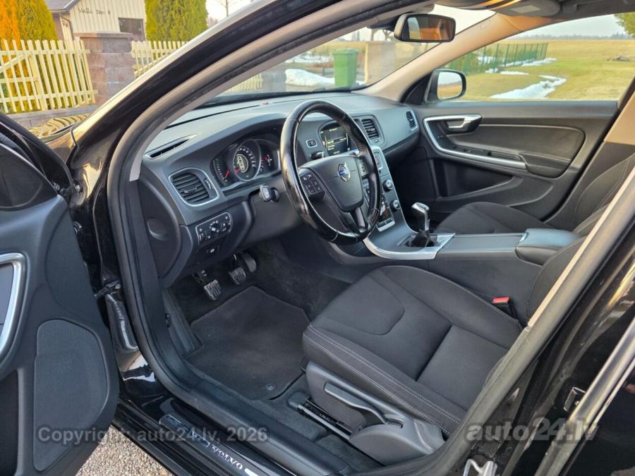 Melns Volvo V60 2016 Paide, ar dzinēja tilpumu 2.00 L un nobraukumu 272 tūkst. km par 7890 €, foto 10 vietnē AUTOMOTO.COM.LV