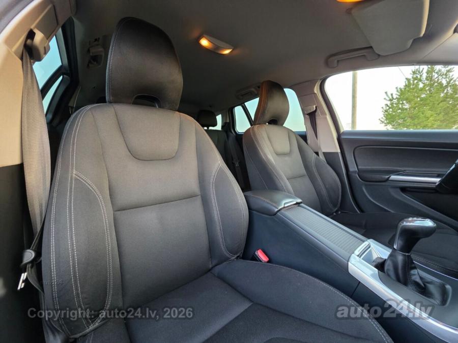 Melns Volvo V60 2016 Paide, ar dzinēja tilpumu 2.00 L un nobraukumu 272 tūkst. km par 7890 €, foto 19 vietnē AUTOMOTO.COM.LV