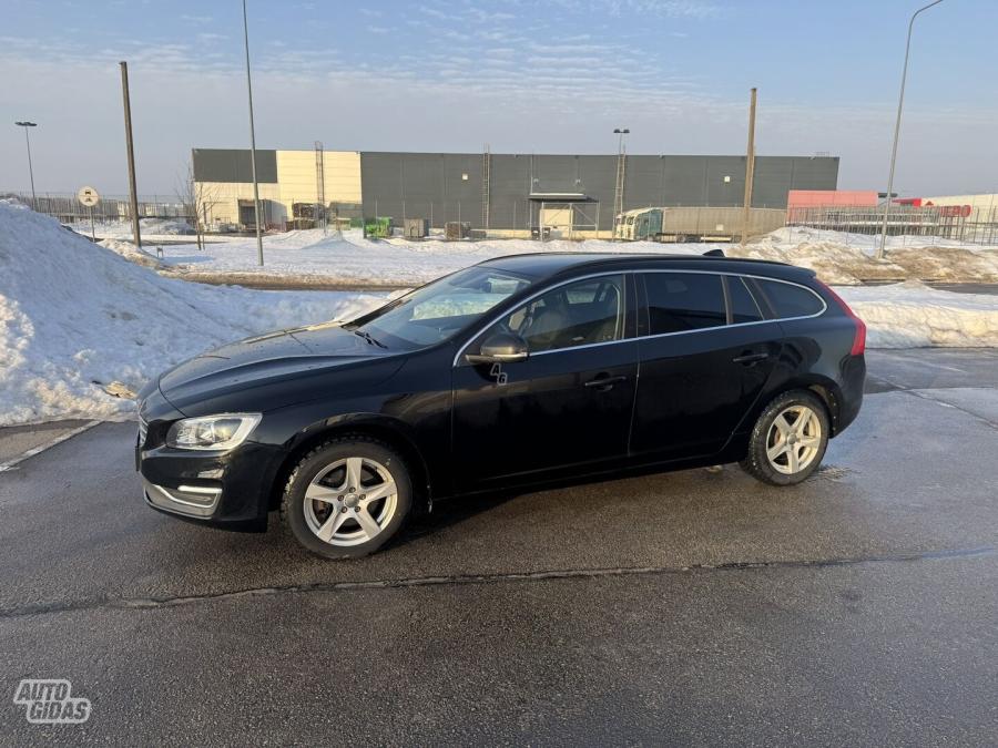 Melns Volvo V60 2016 Panevēža, ar dzinēja tilpumu 2.00 L un nobraukumu 283 tūkst. km par 8500 €, foto 3 vietnē AUTOMOTO.COM.LV