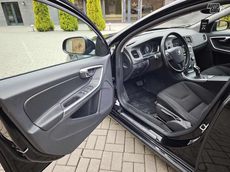 Melns Volvo V60 2016 Viļņa, ar dzinēja tilpumu 2.00 L un nobraukumu 292 tūkst. km par 6600 €, foto 15 vietnē AUTOMOTO.COM.LV