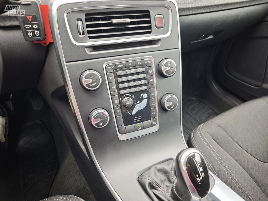 Melns Volvo V60 2016 Viļņa, ar dzinēja tilpumu 2.00 L un nobraukumu 292 tūkst. km par 6600 €, foto 16 vietnē AUTOMOTO.COM.LV