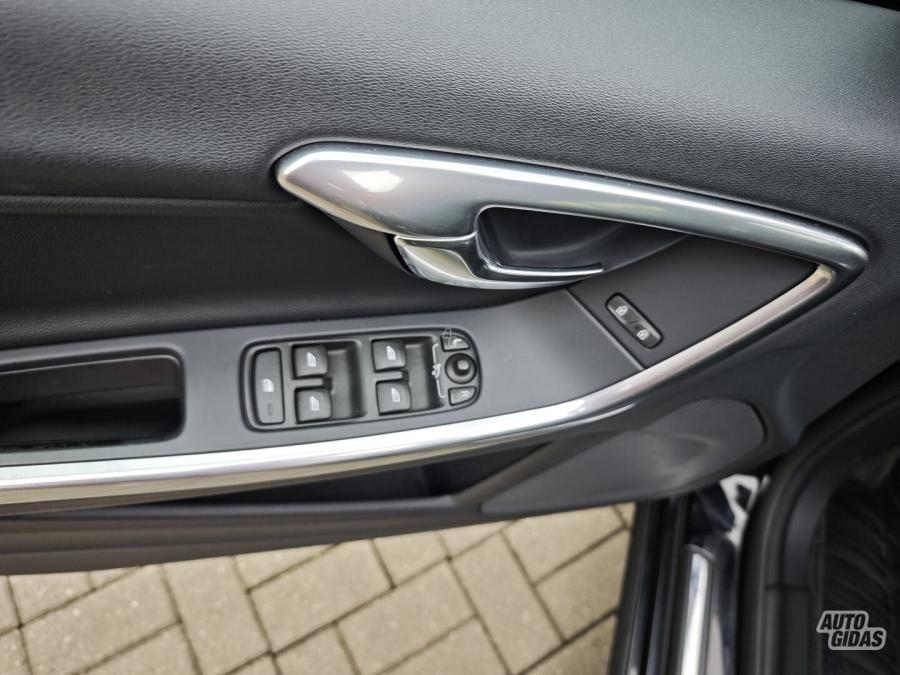 Melns Volvo V60 2016 Viļņa, ar dzinēja tilpumu 2.00 L un nobraukumu 292 tūkst. km par 6600 €, foto 18 vietnē AUTOMOTO.COM.LV