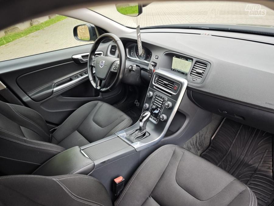 Melns Volvo V60 2016 Viļņa, ar dzinēja tilpumu 2.00 L un nobraukumu 292 tūkst. km par 6600 €, foto 19 vietnē AUTOMOTO.COM.LV