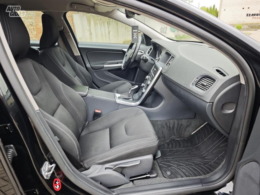Melns Volvo V60 2016 Viļņa, ar dzinēja tilpumu 2.00 L un nobraukumu 292 tūkst. km par 6600 €, foto 21 vietnē AUTOMOTO.COM.LV