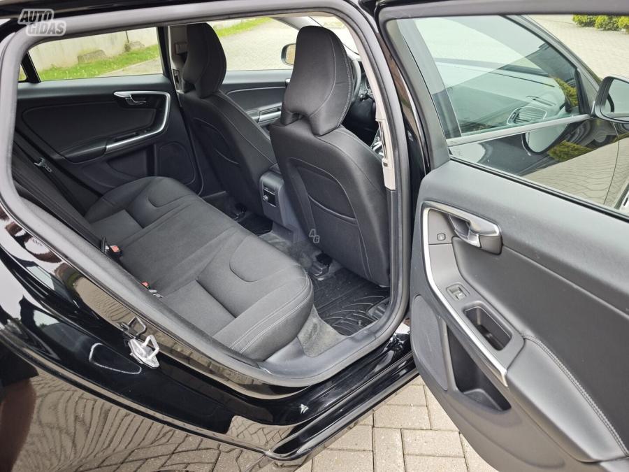 Melns Volvo V60 2016 Viļņa, ar dzinēja tilpumu 2.00 L un nobraukumu 292 tūkst. km par 6600 €, foto 22 vietnē AUTOMOTO.COM.LV