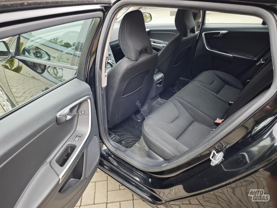 Melns Volvo V60 2016 Viļņa, ar dzinēja tilpumu 2.00 L un nobraukumu 292 tūkst. km par 6600 €, foto 23 vietnē AUTOMOTO.COM.LV