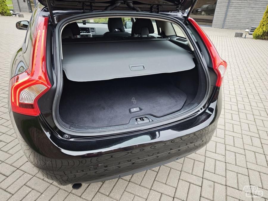 Melns Volvo V60 2016 Viļņa, ar dzinēja tilpumu 2.00 L un nobraukumu 292 tūkst. km par 6600 €, foto 25 vietnē AUTOMOTO.COM.LV