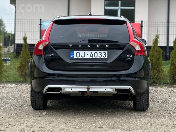 Black Volvo V60 2016 in Jelgava, with an engine capacity of 2.40 L and mileage of 0 thousand km for 12990 €, photo 5 on AUTOMOTO.COM.LV