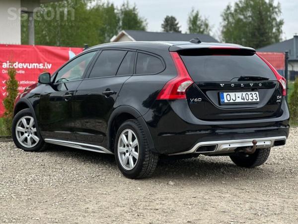 Black Volvo V60 2016 in Jelgava, with an engine capacity of 2.40 L and mileage of 0 thousand km for 12990 €, photo 6 on AUTOMOTO.COM.LV