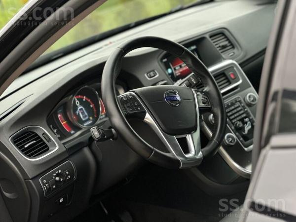 Black Volvo V60 2016 in Jelgava, with an engine capacity of 2.40 L and mileage of 0 thousand km for 12990 €, photo 7 on AUTOMOTO.COM.LV