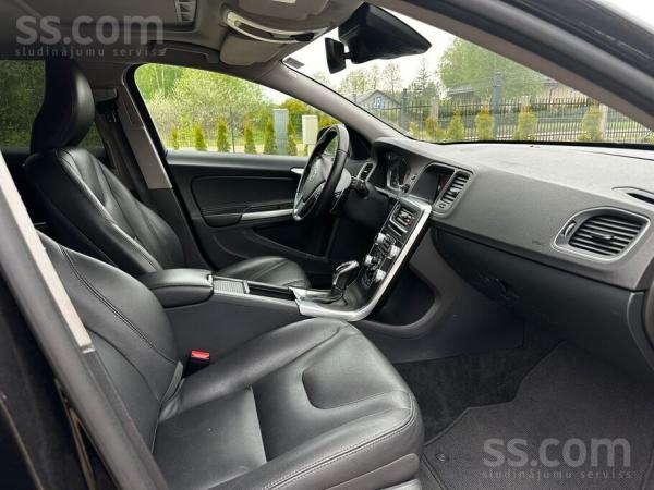 Black Volvo V60 2016 in Jelgava, with an engine capacity of 2.40 L and mileage of 0 thousand km for 12990 €, photo 10 on AUTOMOTO.COM.LV