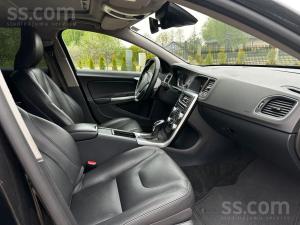 Melns Volvo V60 2016 Jelgava, ar dzinēja tilpumu 2.40 L un nobraukumu 0 tūkst. km par 12990 €, foto 11 vietnē AUTOMOTO.COM.LV