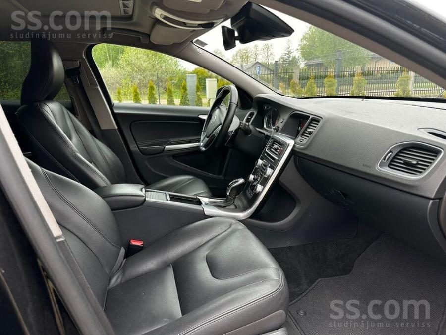 Melns Volvo V60 2016 Jelgava, ar dzinēja tilpumu 2.40 L un nobraukumu 0 tūkst. km par 12990 €, foto 11 vietnē AUTOMOTO.COM.LV