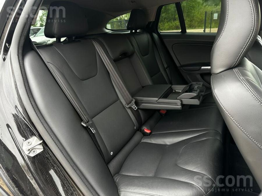 Melns Volvo V60 2016 Jelgava, ar dzinēja tilpumu 2.40 L un nobraukumu 0 tūkst. km par 12990 €, foto 13 vietnē AUTOMOTO.COM.LV