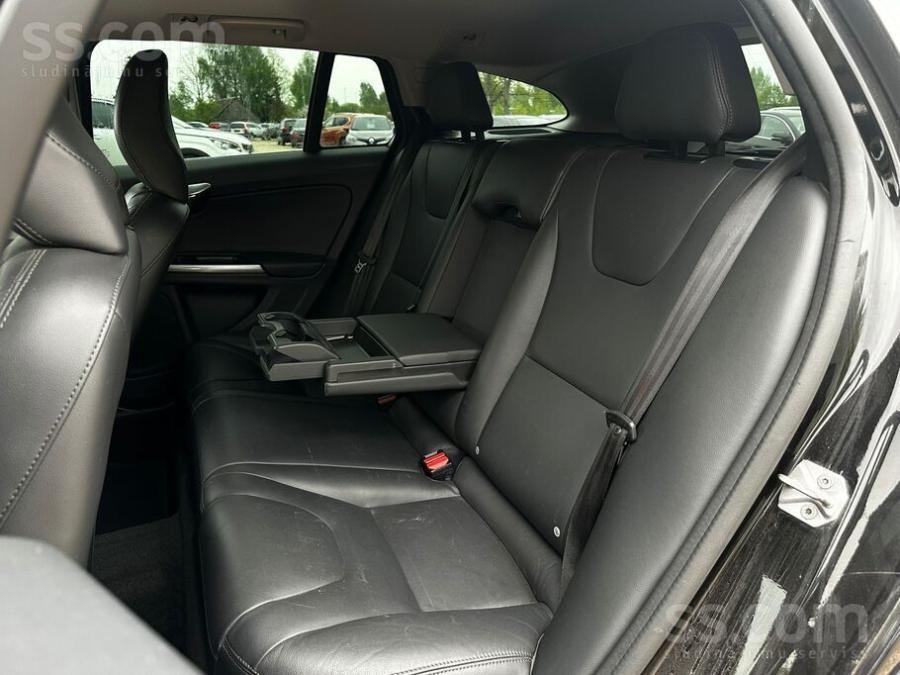 Melns Volvo V60 2016 Jelgava, ar dzinēja tilpumu 2.40 L un nobraukumu 0 tūkst. km par 12990 €, foto 15 vietnē AUTOMOTO.COM.LV