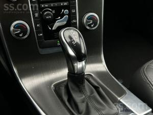 Melns Volvo V60 2016 Jelgava, ar dzinēja tilpumu 2.40 L un nobraukumu 0 tūkst. km par 12990 €, foto 27 vietnē AUTOMOTO.COM.LV