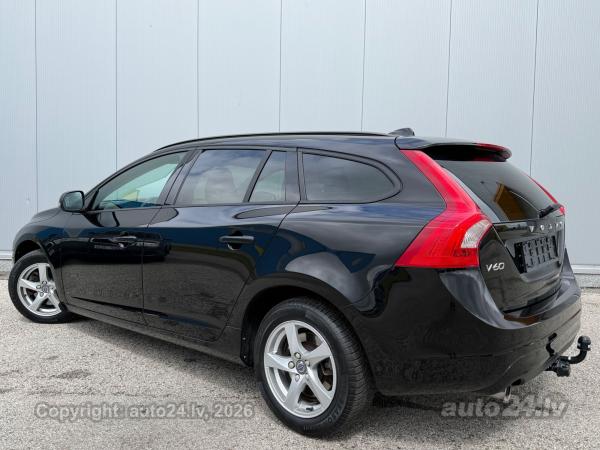 Melns Volvo V60 2016 Tartu, ar dzinēja tilpumu 2.00 L un nobraukumu 202 tūkst. km par 7499 €, foto 4 vietnē AUTOMOTO.COM.LV