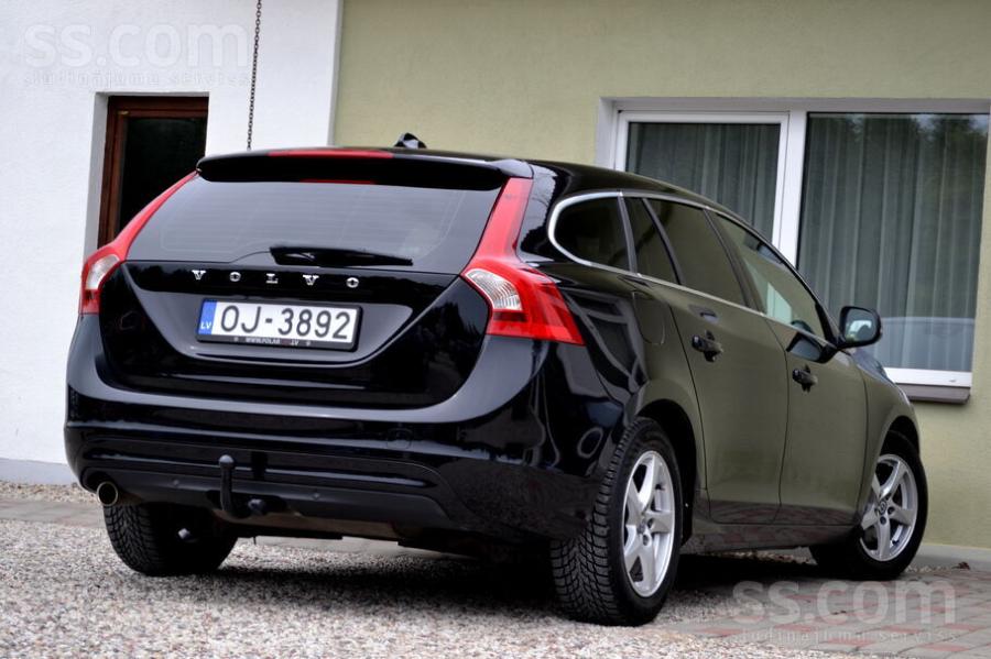Melns Volvo V60 2016 Tukums, ar dzinēja tilpumu 2.00 L un nobraukumu 325 tūkst. km par 6790 €, foto 4 vietnē AUTOMOTO.COM.LV