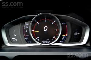 Melns Volvo V60 2016 Tukums, ar dzinēja tilpumu 2.00 L un nobraukumu 325 tūkst. km par 6790 €, foto 16 vietnē AUTOMOTO.COM.LV