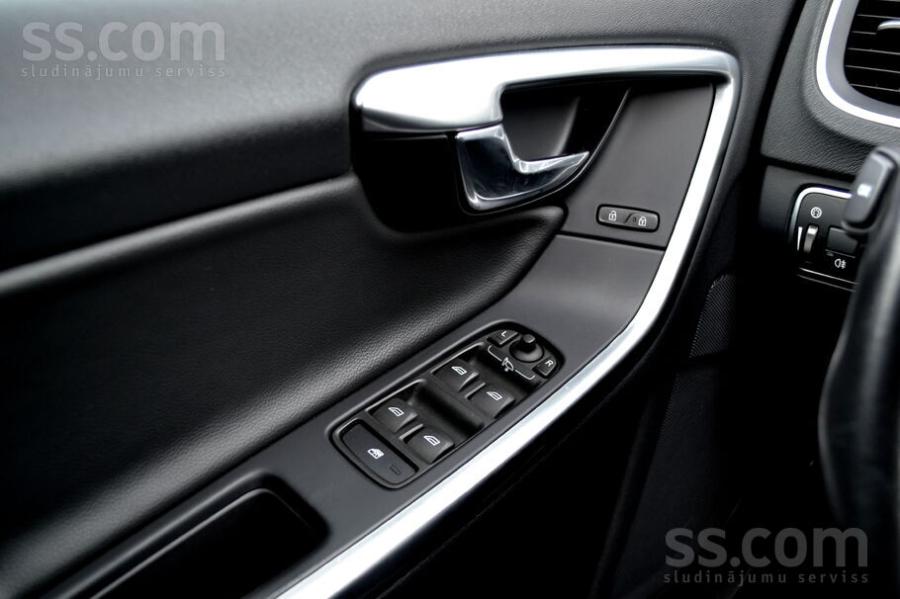 Melns Volvo V60 2016 Tukums, ar dzinēja tilpumu 2.00 L un nobraukumu 325 tūkst. km par 6790 €, foto 24 vietnē AUTOMOTO.COM.LV