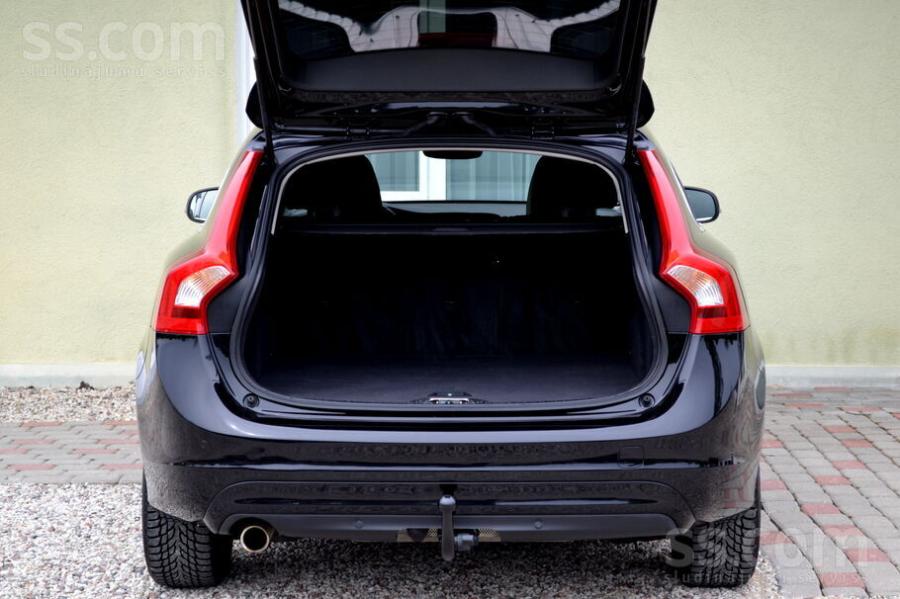 Melns Volvo V60 2016 Tukums, ar dzinēja tilpumu 2.00 L un nobraukumu 325 tūkst. km par 6790 €, foto 28 vietnē AUTOMOTO.COM.LV