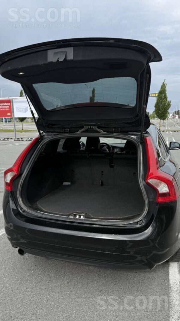 Melns Volvo V60 2016 Rīga, ar dzinēja tilpumu 2.00 L un nobraukumu 252 tūkst. km par 7800 €, foto 3 vietnē AUTOMOTO.COM.LV