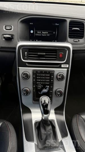 Melns Volvo V60 2016 Rīga, ar dzinēja tilpumu 2.00 L un nobraukumu 252 tūkst. km par 7800 €, foto 8 vietnē AUTOMOTO.COM.LV