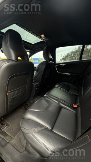 Melns Volvo V60 2016 Rīga, ar dzinēja tilpumu 2.00 L un nobraukumu 252 tūkst. km par 7800 €, foto 9 vietnē AUTOMOTO.COM.LV