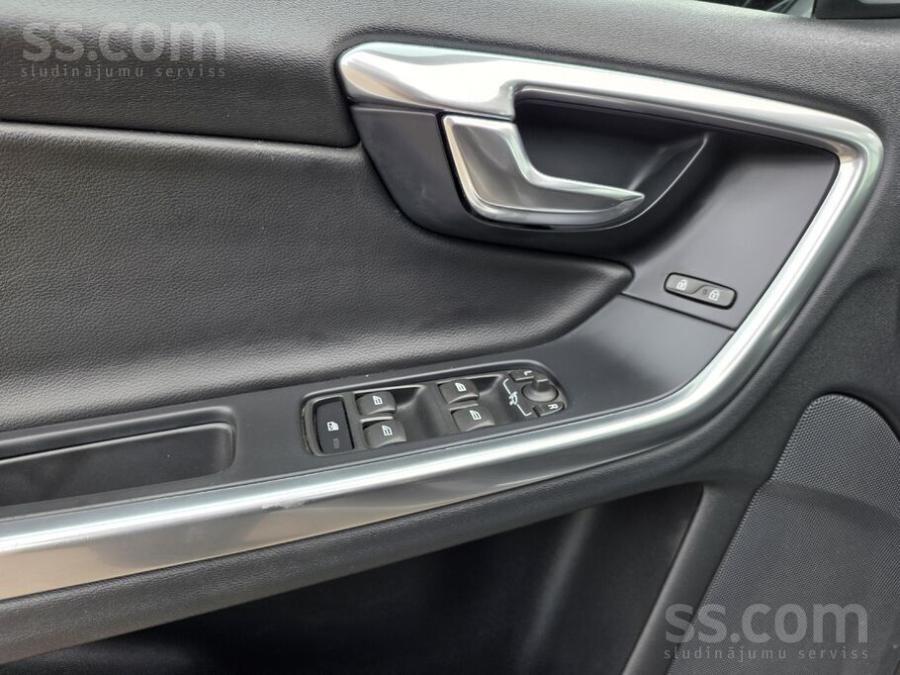 Melns Volvo V60 2016 Rīga, ar dzinēja tilpumu 2.00 L un nobraukumu 288 tūkst. km par 6950 €, foto 13 vietnē AUTOMOTO.COM.LV