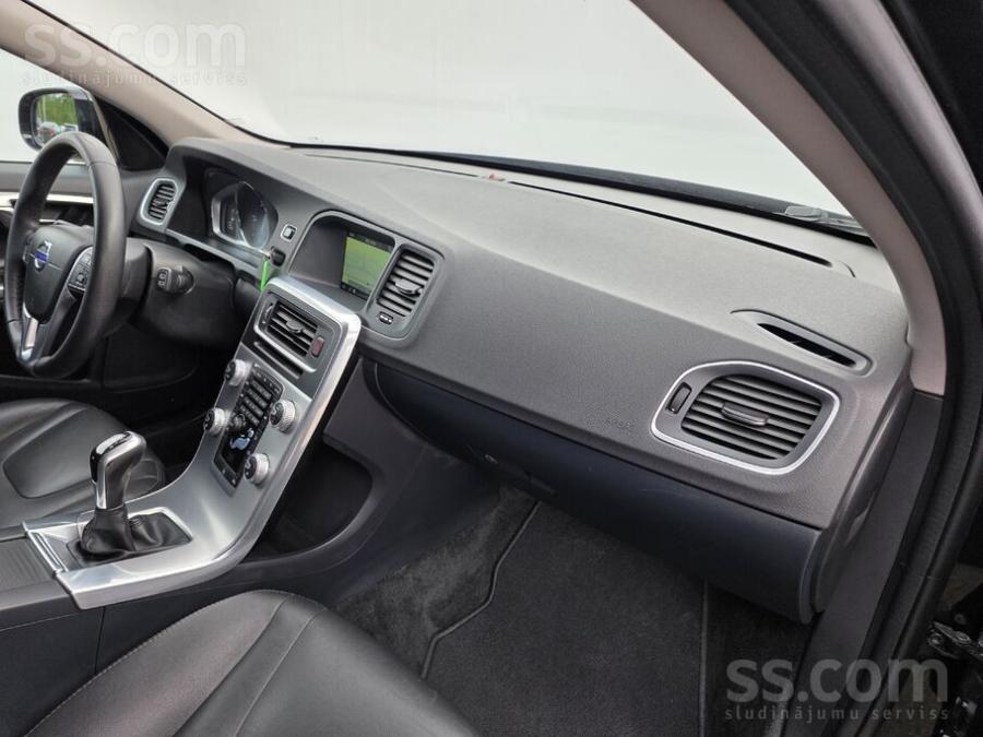 Melns Volvo V60 2016 Rīga, ar dzinēja tilpumu 2.00 L un nobraukumu 288 tūkst. km par 6950 €, foto 16 vietnē AUTOMOTO.COM.LV