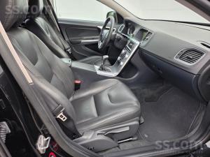 Melns Volvo V60 2016 Rīga, ar dzinēja tilpumu 2.00 L un nobraukumu 288 tūkst. km par 6950 €, foto 17 vietnē AUTOMOTO.COM.LV