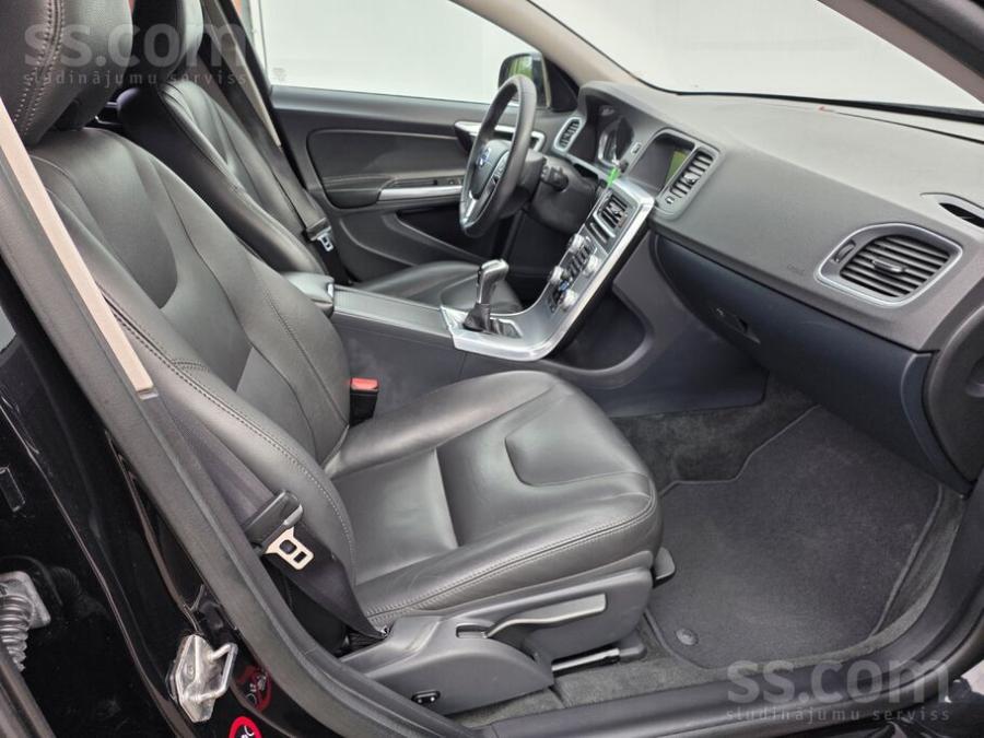 Melns Volvo V60 2016 Rīga, ar dzinēja tilpumu 2.00 L un nobraukumu 288 tūkst. km par 6950 €, foto 17 vietnē AUTOMOTO.COM.LV