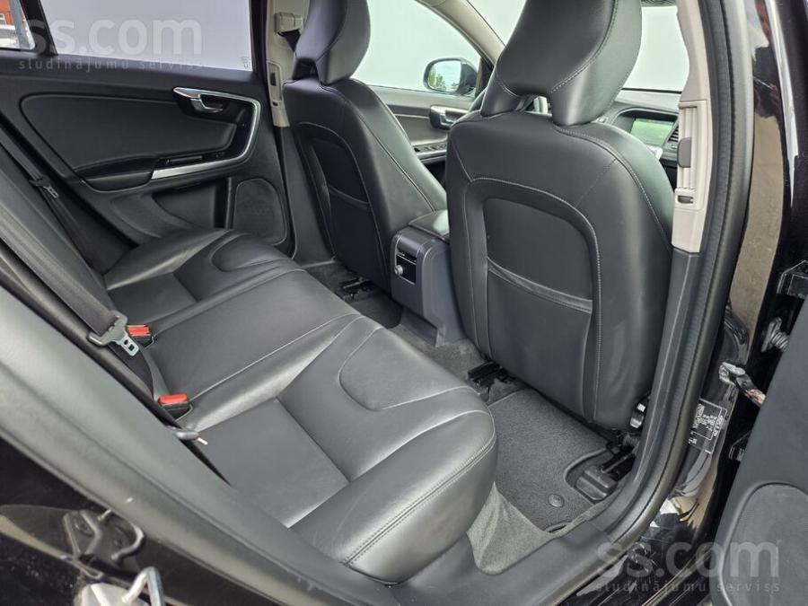 Melns Volvo V60 2016 Rīga, ar dzinēja tilpumu 2.00 L un nobraukumu 288 tūkst. km par 6950 €, foto 18 vietnē AUTOMOTO.COM.LV