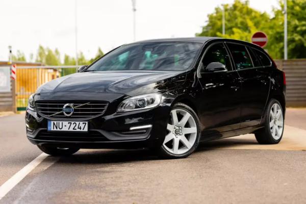 Melns Volvo V60 2016 Jelgava, ar dzinēja tilpumu 2.00 L un nobraukumu 149 tūkst. km par 7000 €, foto 1 vietnē AUTOMOTO.COM.LV