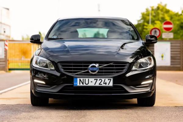 Melns Volvo V60 2016 Jelgava, ar dzinēja tilpumu 2.00 L un nobraukumu 149 tūkst. km par 7000 €, foto 3 vietnē AUTOMOTO.COM.LV