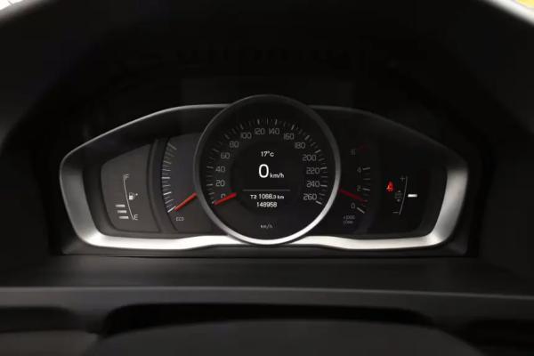Melns Volvo V60 2016 Jelgava, ar dzinēja tilpumu 2.00 L un nobraukumu 149 tūkst. km par 7000 €, foto 7 vietnē AUTOMOTO.COM.LV