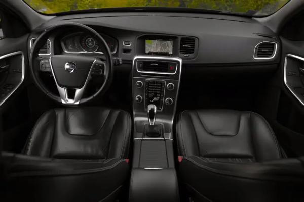 Melns Volvo V60 2016 Jelgava, ar dzinēja tilpumu 2.00 L un nobraukumu 149 tūkst. km par 7000 €, foto 10 vietnē AUTOMOTO.COM.LV