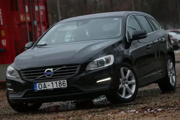 Black Volvo V60 2016 in Riga, with an engine capacity of 2.00 L and mileage of 298 thousand km for 6990 €, photo 1 on AUTOMOTO.COM.LV