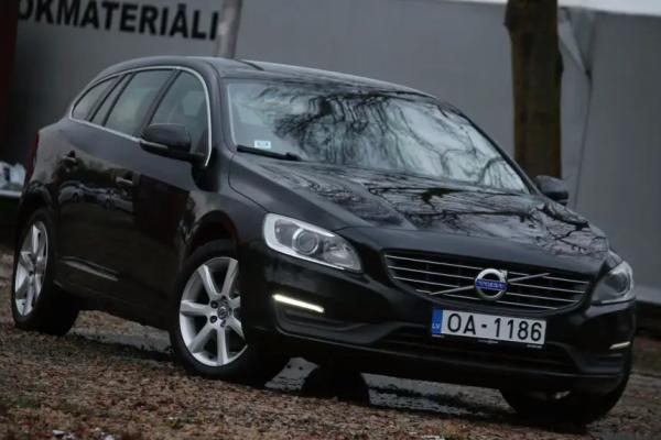 Black Volvo V60 2016 in Riga, with an engine capacity of 2.00 L and mileage of 298 thousand km for 6990 €, photo 3 on AUTOMOTO.COM.LV