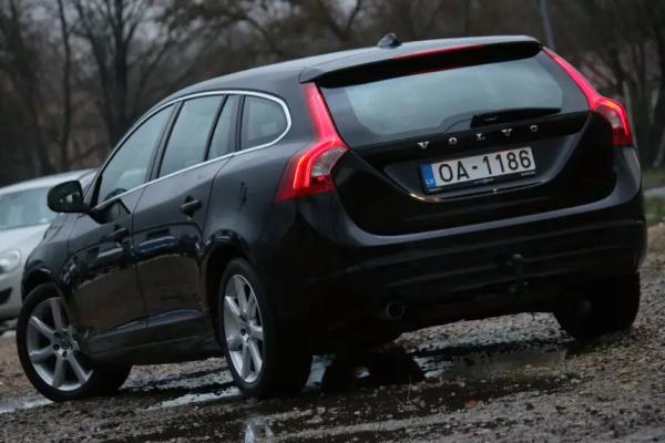 Black Volvo V60 2016 in Riga, with an engine capacity of 2.00 L and mileage of 298 thousand km for 6990 €, photo 4 on AUTOMOTO.COM.LV