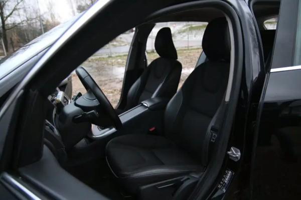 Black Volvo V60 2016 in Riga, with an engine capacity of 2.00 L and mileage of 298 thousand km for 6990 €, photo 7 on AUTOMOTO.COM.LV